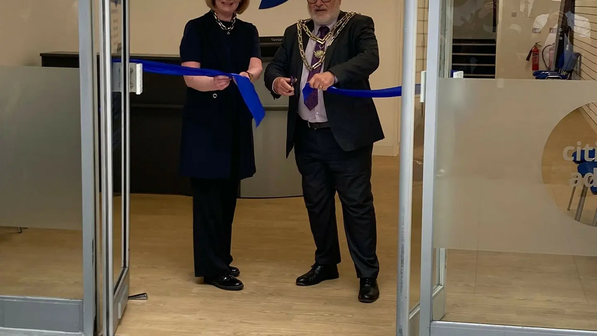 Mayor Dave opens new Citizen's Advice premises - Bedford Liberal Democrats