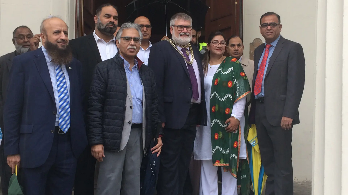 Mayor Dave Helps Mark Pakistan Independence Day - Bedford Liberal Democrats